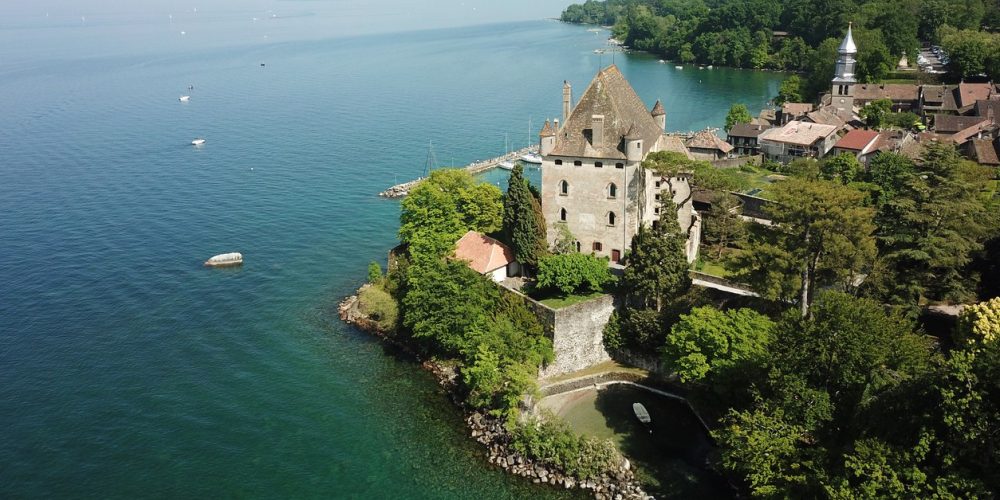 Camping to explore the lakeside village of Yvoire - What to see in France - CampingFrance.com