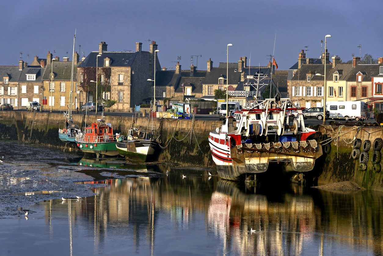 One of Barfleur's beaches with a view of the Gatteville lighthouse ...