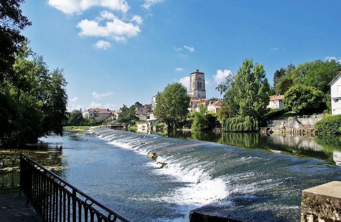 CAMPING LE PONTET *** à Saint-Astier Dordogne - CampingFrance.com