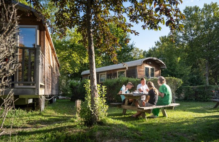 CAMPING DE LYON **** à Dardilly Rhône - CampingFrance.com